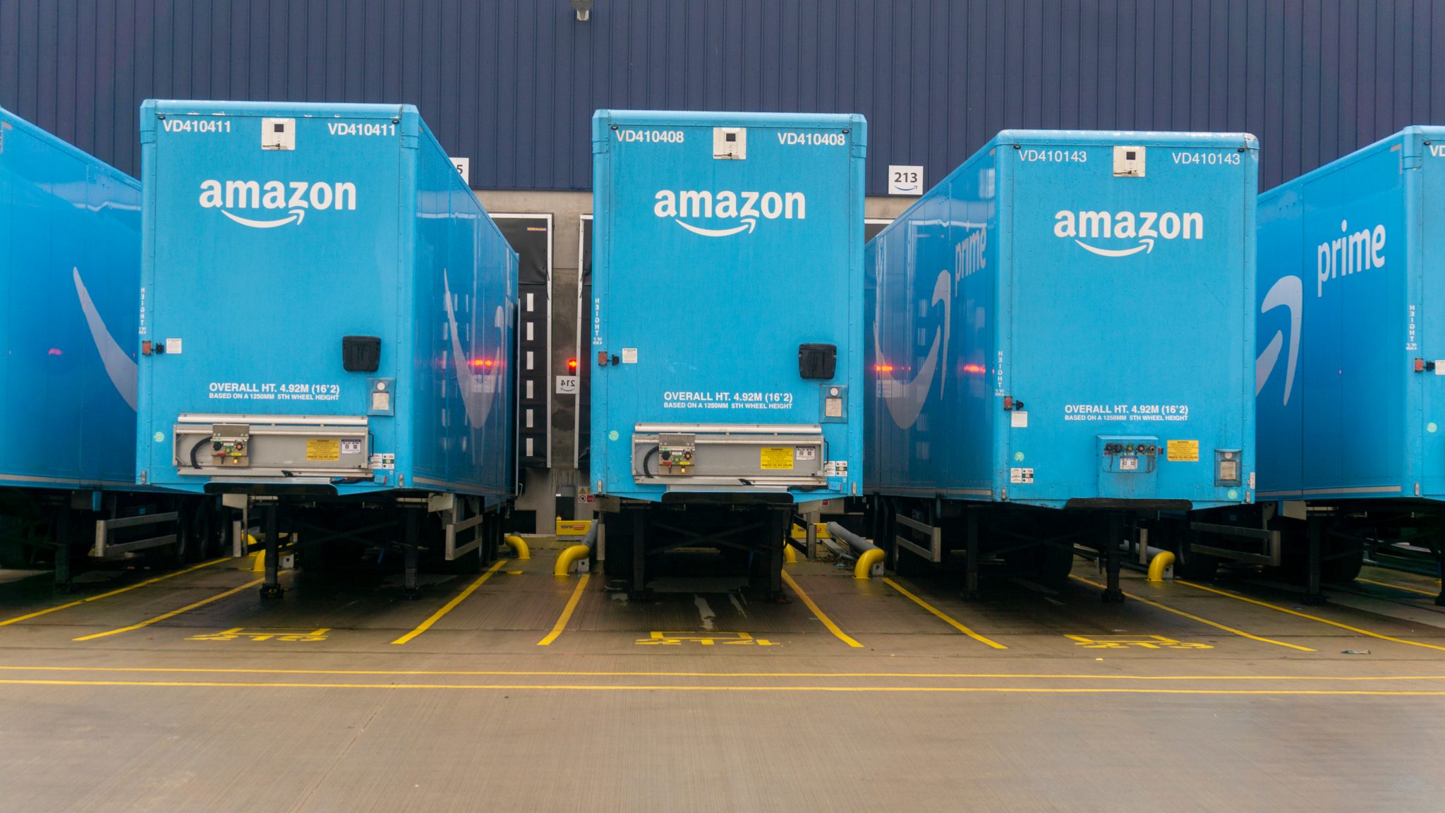 Amazon dévoile ses premiers poids lourds 100% électriques au Royaume ...